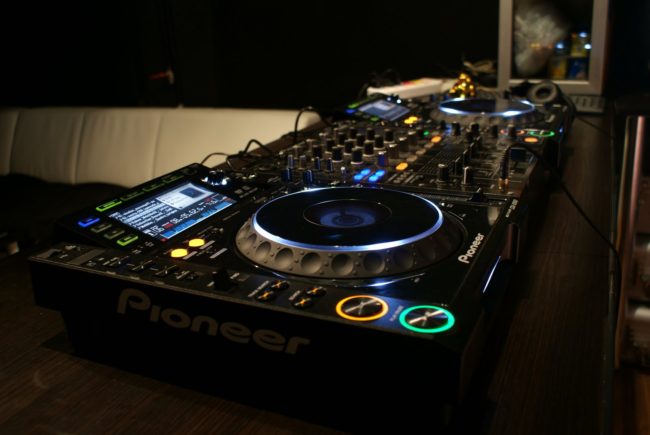 The Best DJ Equipment For Beginners (Guide 2020) - GlobalDJsGuide